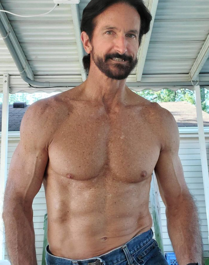 Είναι 61 και μοιάζει 38 - Ποιο είναι το μυστικό που ακολουθεί o νέος ...